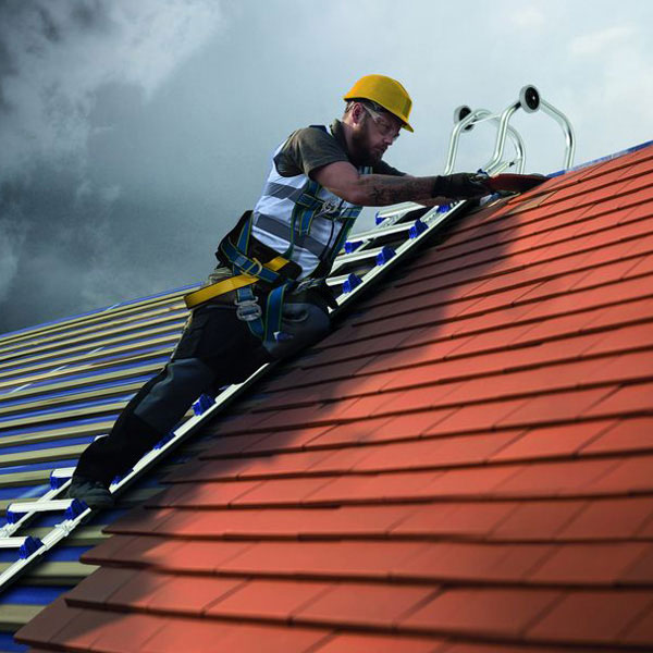 Dachleiter oder Dachdeckerleiter für Arbeiten auf Dächern