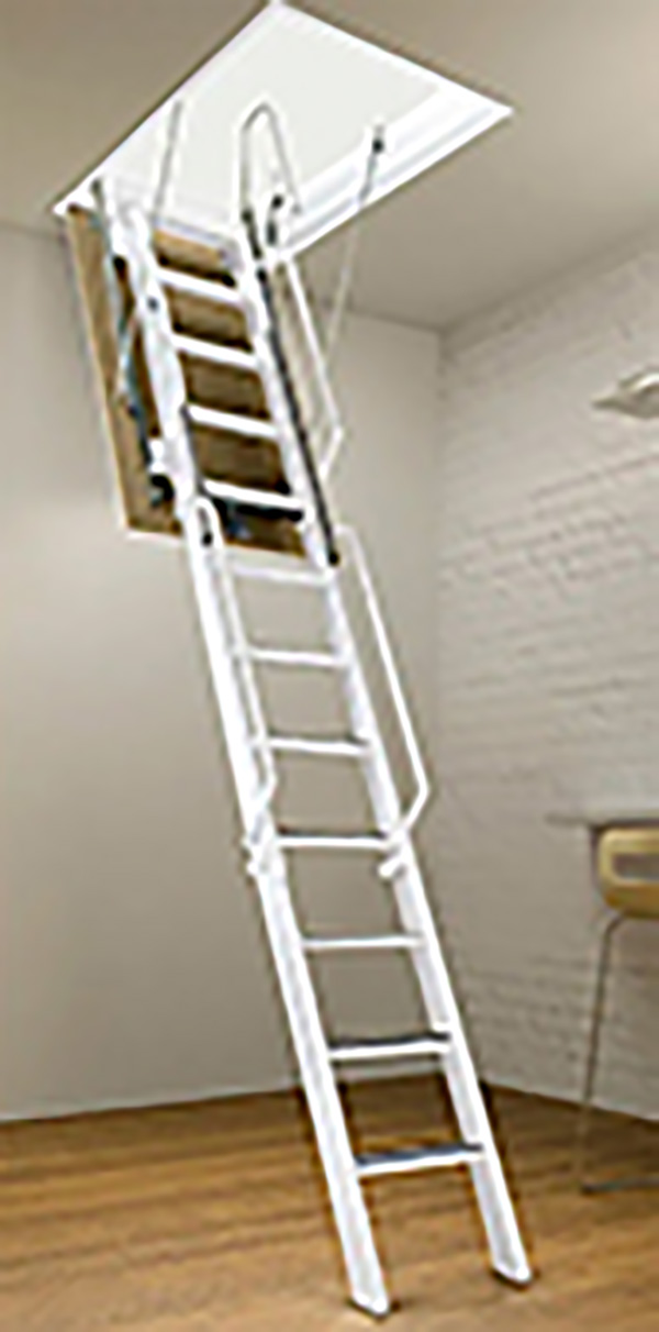 Scala speciale retrattile per l'accesso al sottotetto